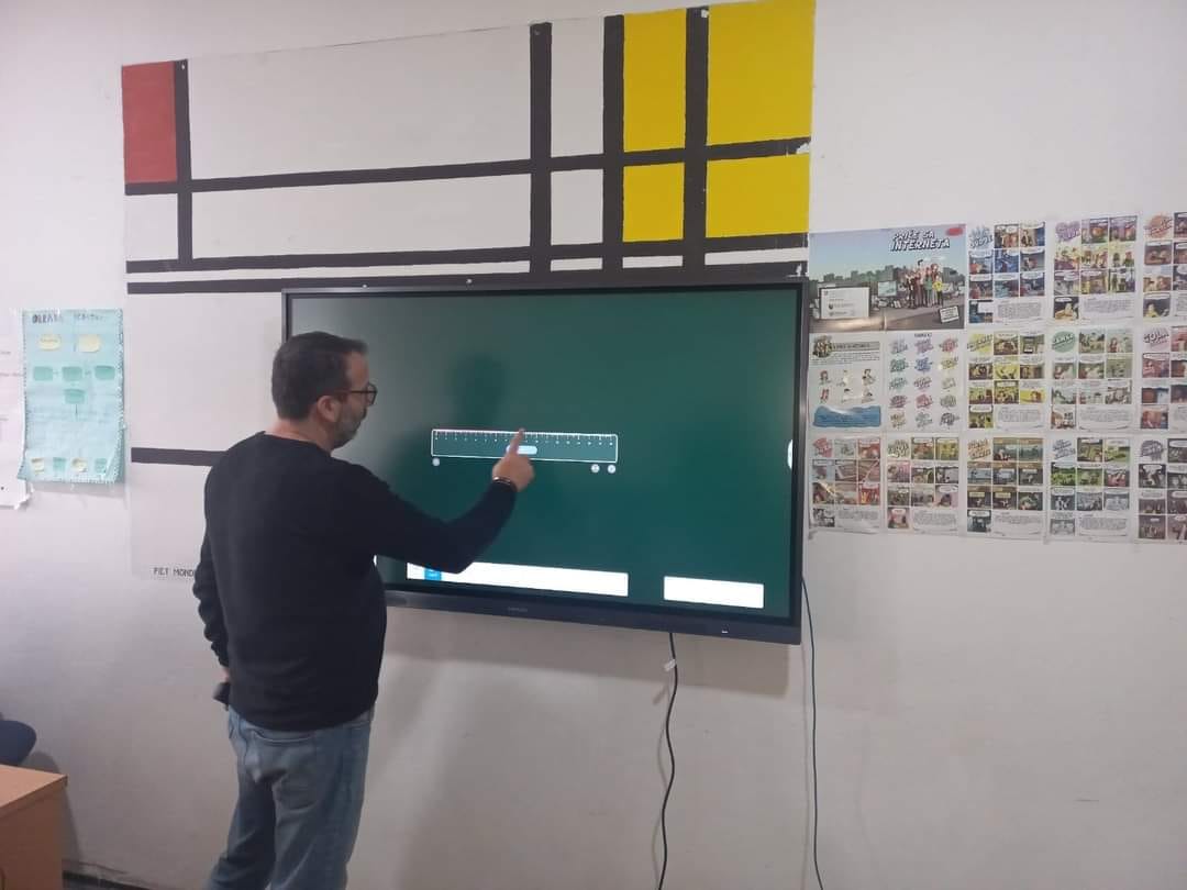Dijaspora kupila "pametne table" za osnovnu školu u Cazinu
