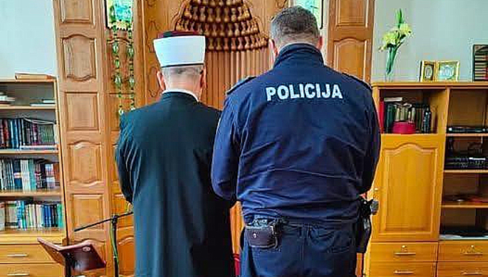 Lijepa slika iz Krajine: Policajac i imam zajedno na namazu – kažu da ...