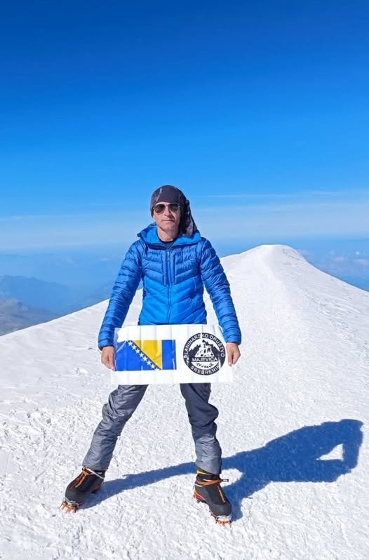 Sead Begić sa zastavom BiH na Mont Blancu: Ostvaren san planinara iz ...
