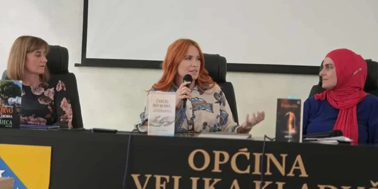 Irma Husić u Velikoj Kladuši promovisala knjigu “Čvrsto drži mi ruku”