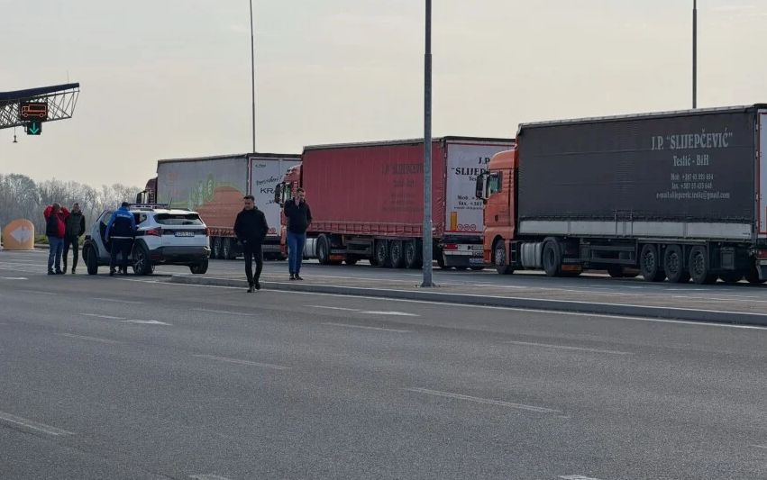 Počela blokada graničnih prijelaza u BiH: Prijevoznici parkiranim ...